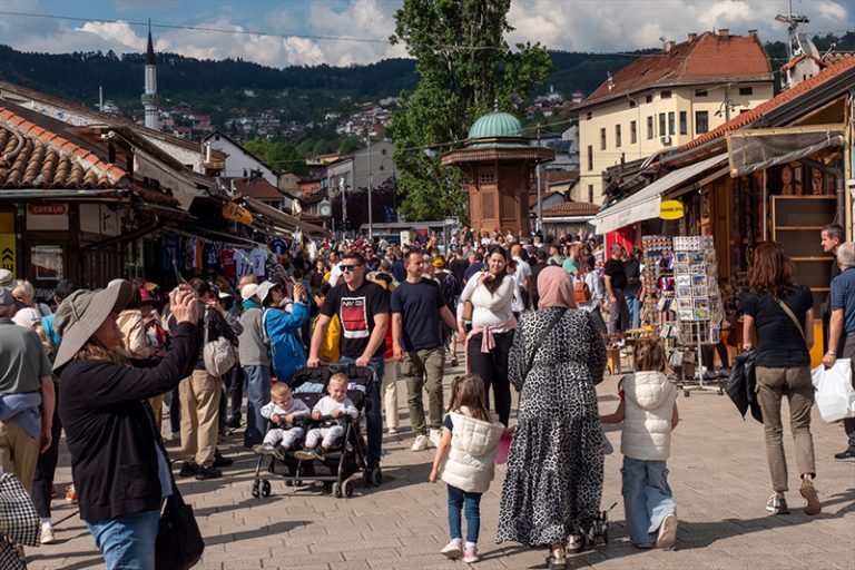 Sunčan 1. maj izmamio građane i turiste na ulice Sarajeva – Super TV